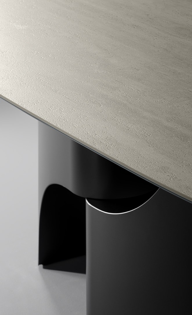 Taijitu: table with scultural metal base | Bonaldo